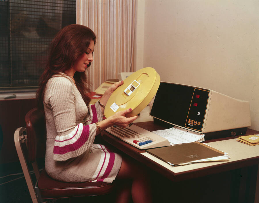 44 Nostalgic Photos Of Vintage Computers From Decades Past