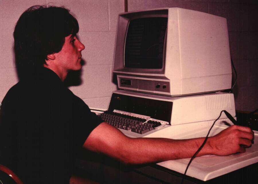 44 Nostalgic Photos Of Vintage Computers From Decades Past