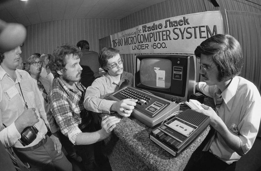 44 Nostalgic Photos Of Vintage Computers From Decades Past