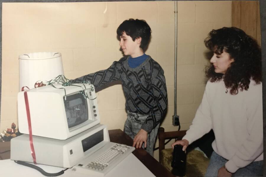 44 Nostalgic Photos Of Vintage Computers From Decades Past